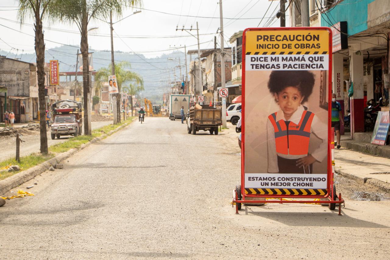 City of Chone puts memes to work on construction signs