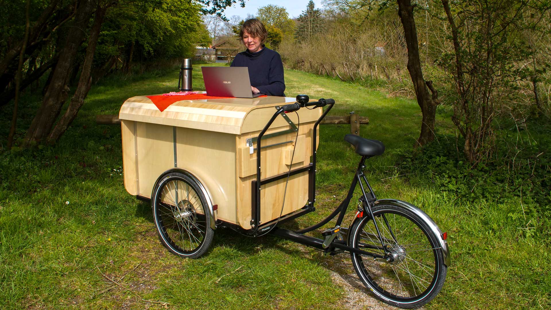 A tiny office on a bicycle frame takes white-collar work out and about